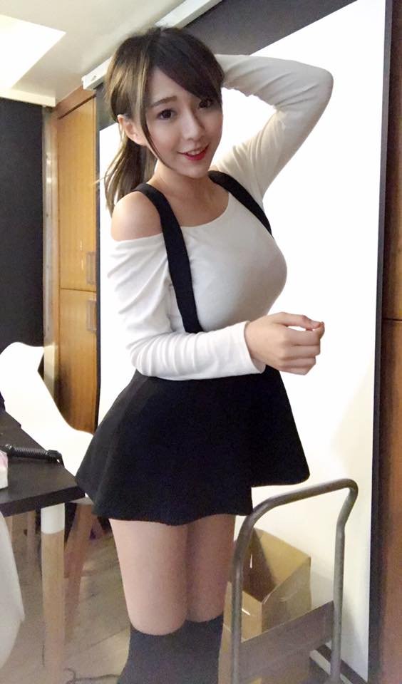 超胸學生妹「身懷巨乳」上衣好緊繃,巨大凶器讓網友看了都暈!